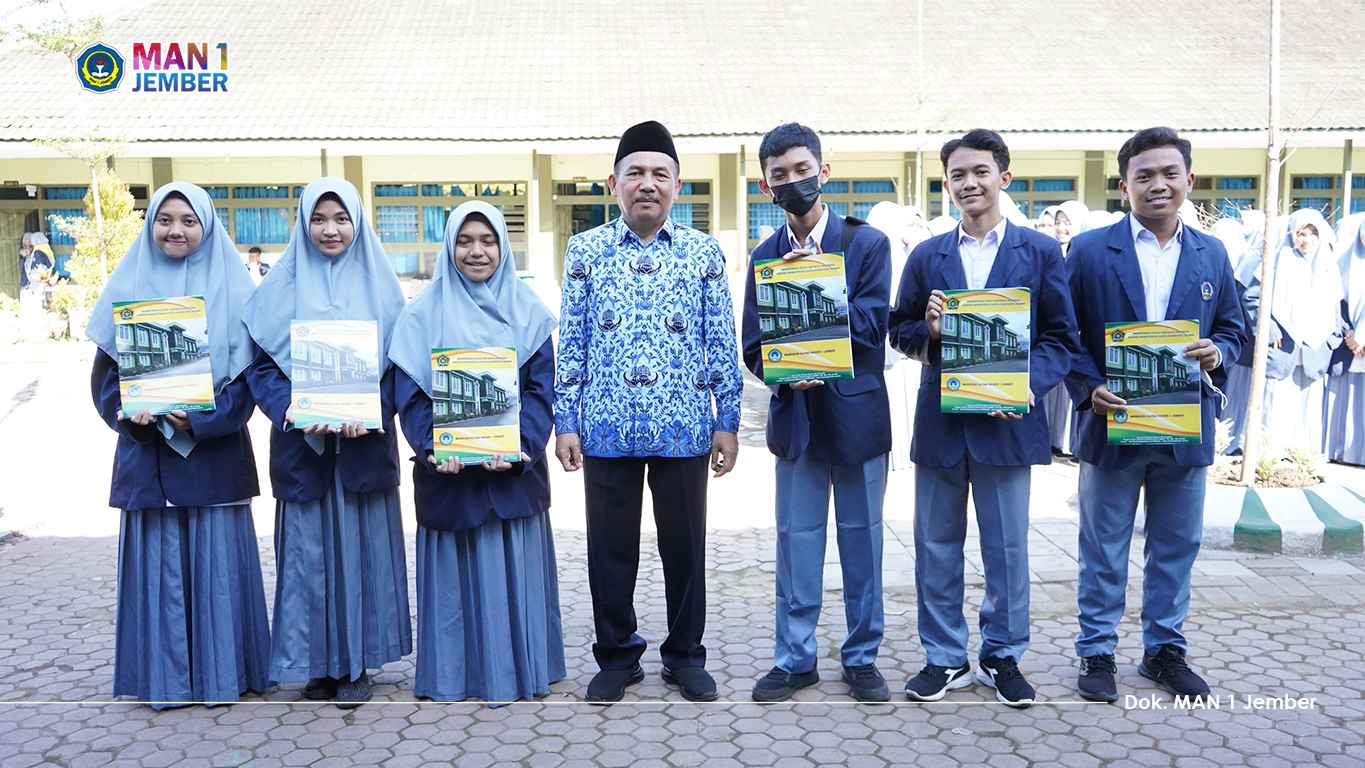 PELAKSANAAN UPACARA BENDERA 17 AGUSTUS 2022 DI MAN 1 JEMBER BERJALAN ...